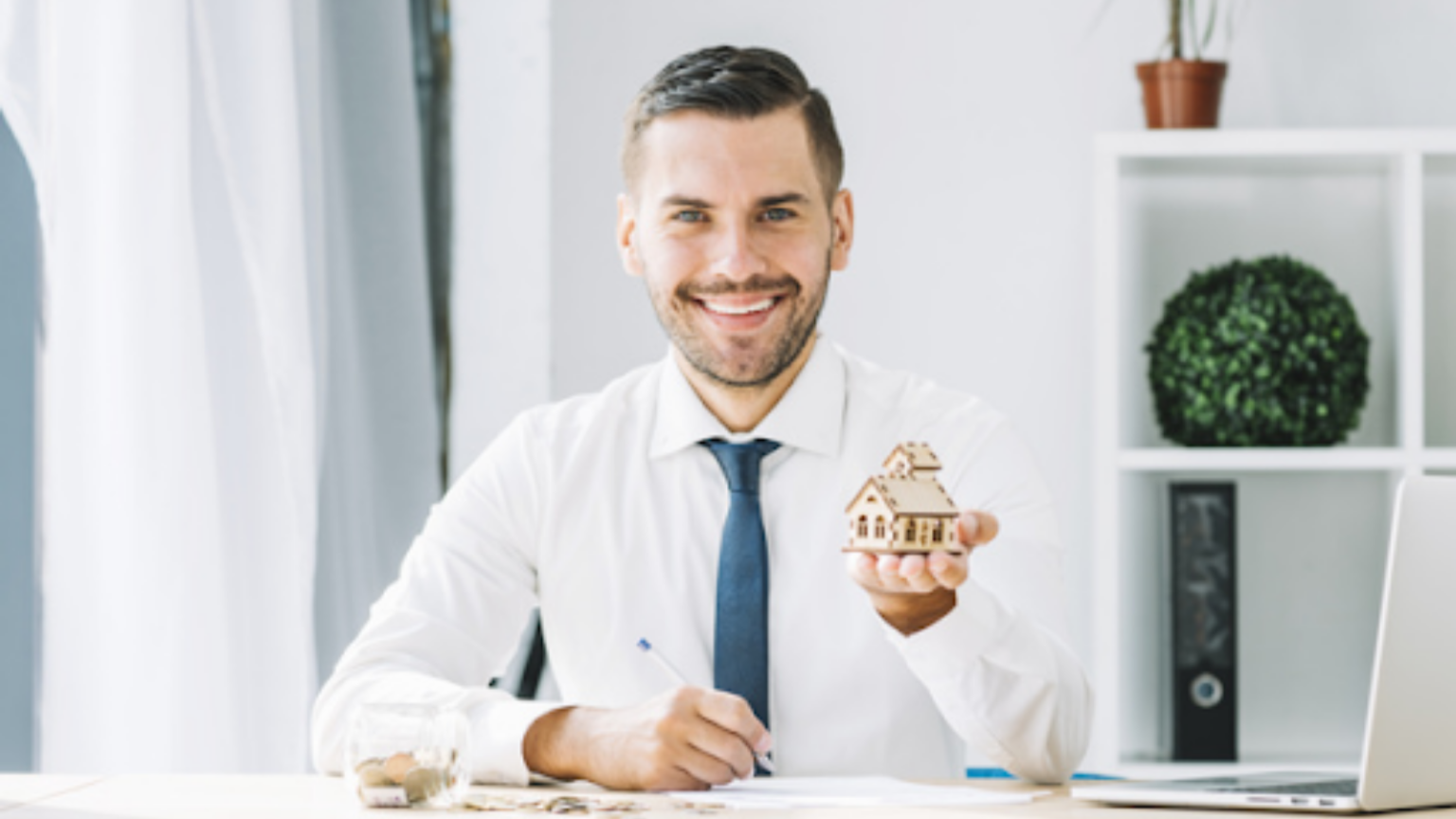 A Career Guide to Becoming a Successful Estate Agent